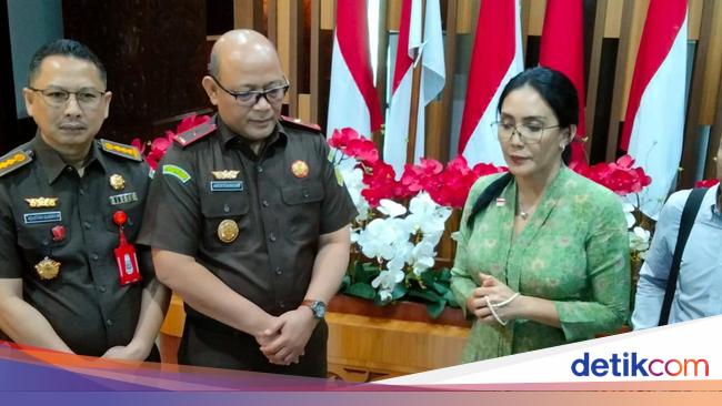 Rieke Diah Pitaloka Datangi Kejati Jatim Kawal Kasasi Ronald Tannur