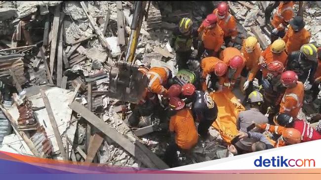 Bangunan Kosong 3 Lantai di Pontianak Roboh, 1 Pekerja Tewas-2 Luka