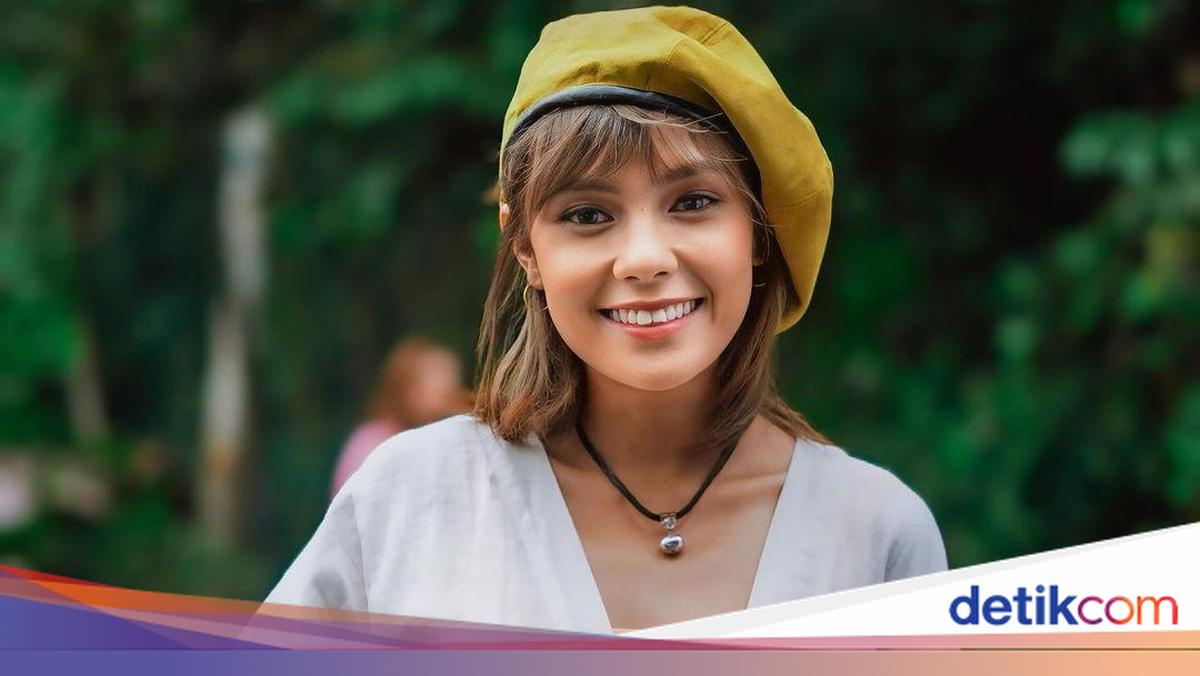5 Pesona Angie Ang yang Sita Perhatian Tamu Pernikahan karena Suka Mewek