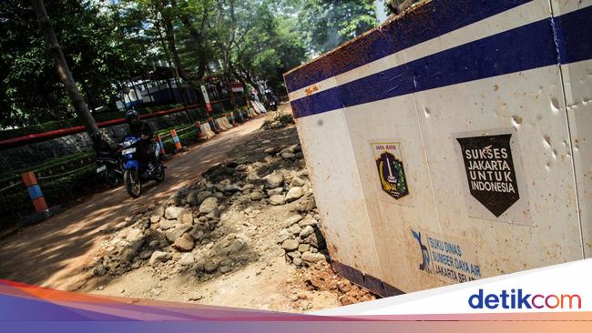 Proyek Galian Bikin Jalan di Patra Kuningan Berdebu