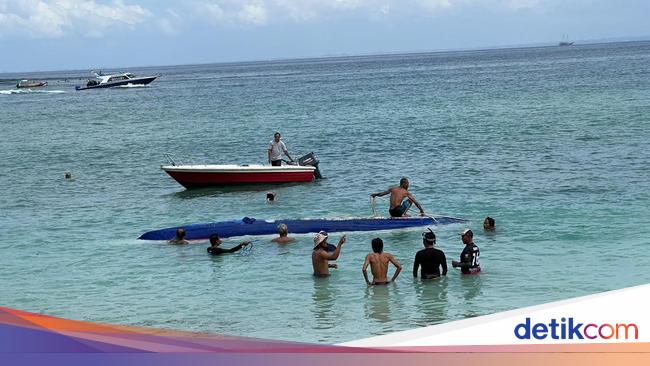 Perahu Nelayan Terbalik Akibat Diterjang Ombak di Perairan Nusa Lembongan