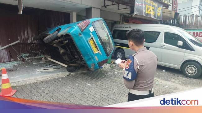 Detik-detik Angkot Depok Tabrak Lansia, Penumpang Berhamburan Keluar