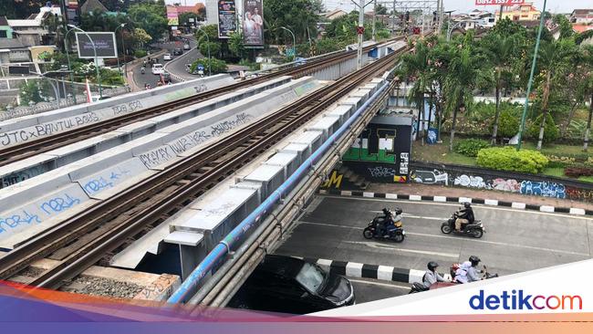 Manusia Silver Gebrak Mobil di Jembatan Kewek, Pol PP Sempat Amankan 2 ...