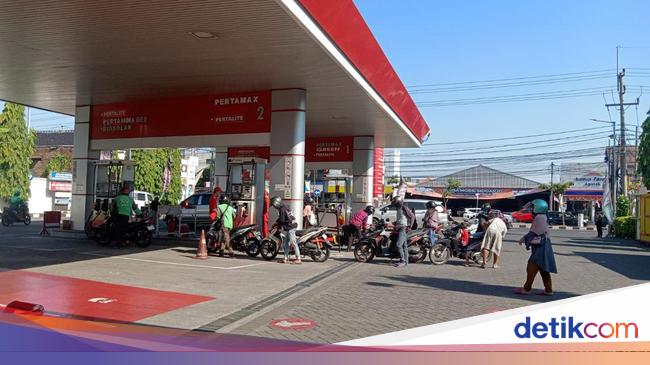 Pemotor Dikeroyok Usai Tegur Pemobil Buang Rokok Nyala di SPBU Sidoarjo Pemotor Dikeroyok Usai Tegur Pemobil Buang Rokok Nyala di SPBU Sidoarjo