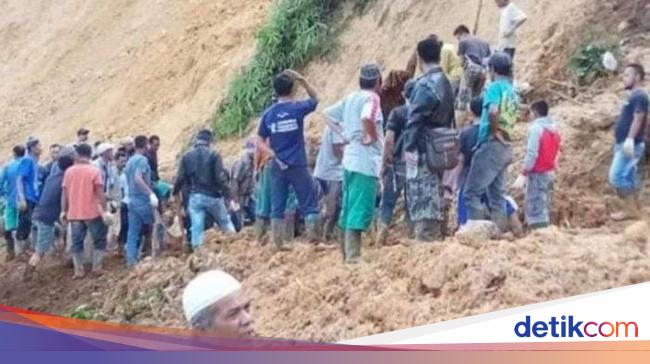 9 Penambang Emas di Halsel Terjebak Dalam Galian Saat Banjir, 4 Orang Tewas 9 Penambang Emas di Halsel Terjebak Dalam Galian Saat Banjir, 4 Orang Tewas