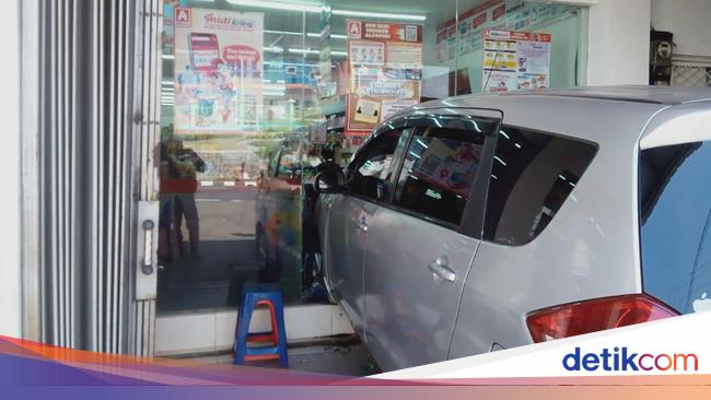 Kaca Minimarket di Puncak Bogor Porak-poranda Diseruduk Mobil