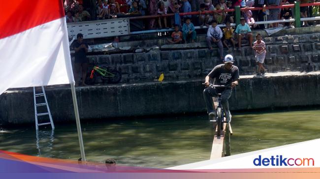 Keseruan Lomba Sepeda di Atas Air