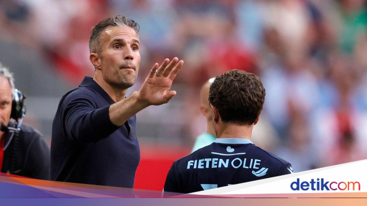 Debut Pahit Robin van Persie