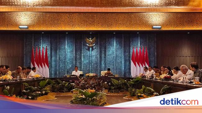 Momen Wapres Ma'ruf Amin Pimpin Doa Saat Sidang Kabinet Perdana di IKN