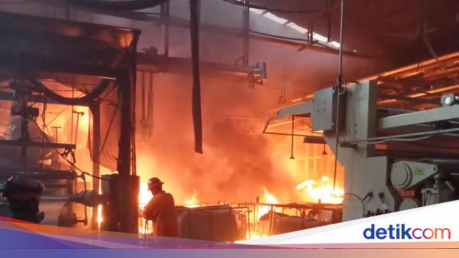 Kebakaran Pabrik Tekstil di Purwakarta Tewaskan Satu Karyawan