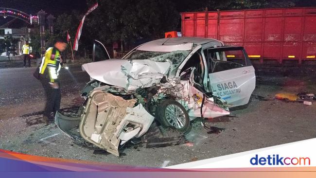 Detik-detik Kecelakaan Maut Truk Vs Mobil di Lemahbang Sragen