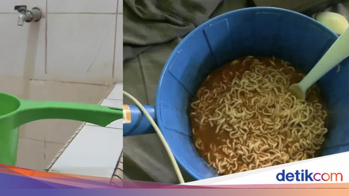 Kocak! Anak Kos Ini Makan Mie Instan Pakai Gayung