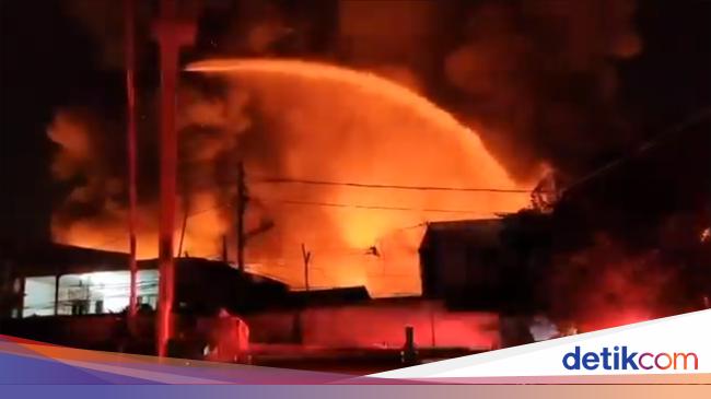 Penampakan Proses Pemadaman Kebakaran Rumah di Manggarai