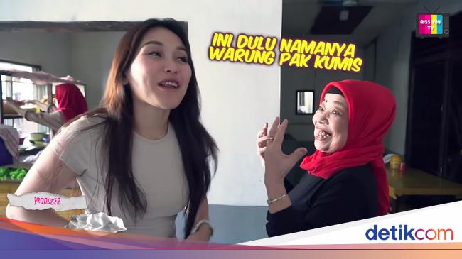 Nostalgia! Ayu Ting Ting Cicip Gabus Pucung Di Warung Masa Kecil