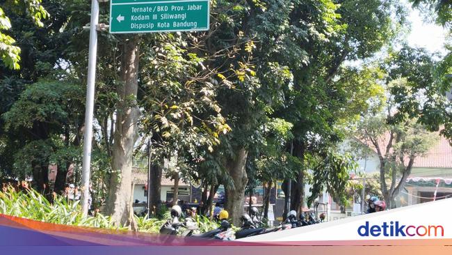 Lini Masa Plang Jalan Typo 'Geduug Sate' di Bandung