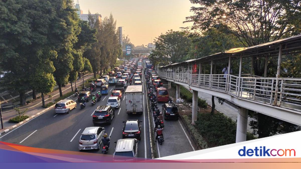 Jalan S Parman Arah Gatsu Sempat Macet, Pengendara sampai Masuk Jalur ...