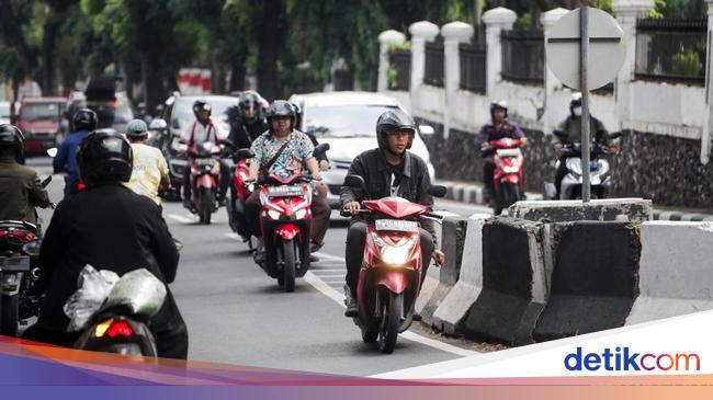Aksi Pemotor Lawan Arah Berjamaah di Tanah Kusir