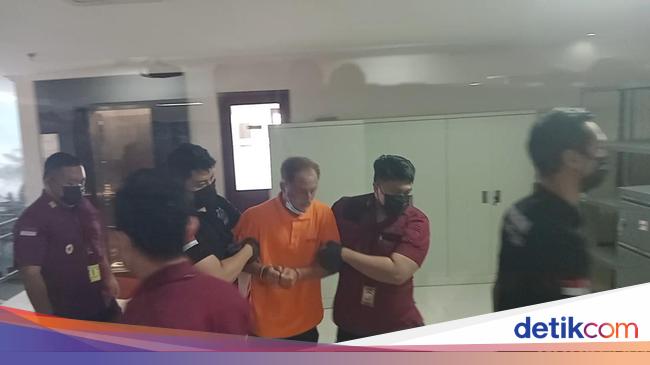 Bule Rusia Ngamuk di Kantor Imigrasi Badung, Tangan-Kaki Diborgol