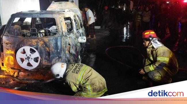 Toyota Rush Hangus Terbakar di Trucuk Klaten Diduga gegara Korsleting