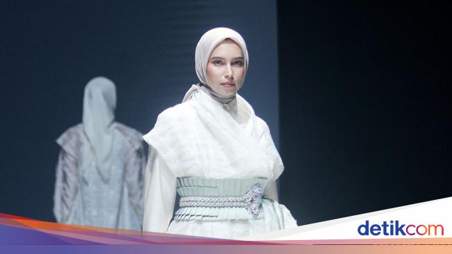Foto: Koleksi Terbaru Ria Miranda, Busana Muslim dari Tenun Khas Garut