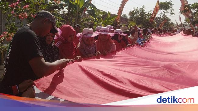 Meriahkan HUT ke-79 RI, Warga Karangtengah Blora Jahit Bendera 79 Meter