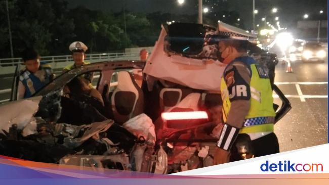 Mobil Listrik Tabrak 'Pantat' Tronton di Tol Dalkot hingga Ringsek