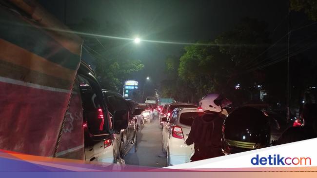 Ratusan Kendaraan Terjebak Macet di Jalan Letda Sudjono Medan