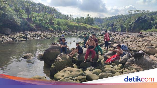 Warga Ramai-ramai Berburu Ikan di Sungai Citanduy Ciamis yang Surut