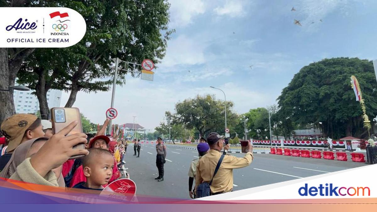 Antusiasme Warga Nonton Detik-detik Proklamasi di Depan Istana Jakarta