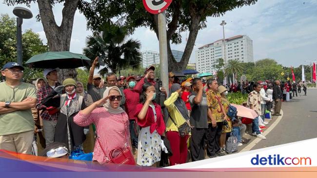 Momen Sikap Hormat Warga di Depan Istana Merdeka Saat Pengibaran Bendera