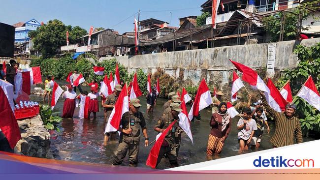 Potret 79 Bendera Dikibarkan Warga-Mahasiswa di Sungai Code Jogja