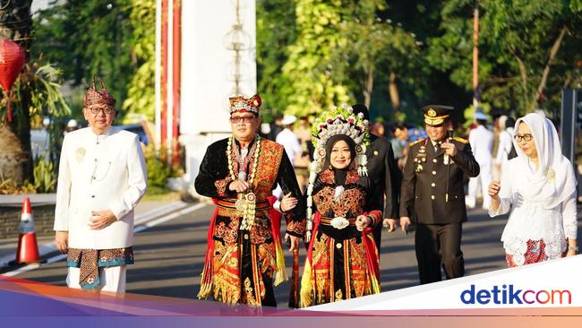 Pakai Baju Adat Osing, Ini Pesan Pj Gubernur Jatim Saat Upacara HUT RI