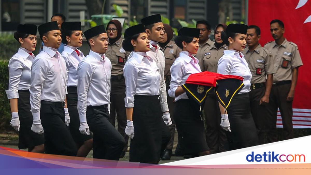 Saat Kru Maskapai Penerbangan Gelar Upacara HUT RI