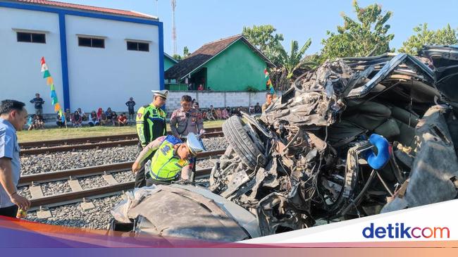 Kronologi Mobil Tertabrak KA Argo Bromo di Grobogan yang Tewaskan 2 Orang Kronologi Mobil Tertabrak KA Argo Bromo di Grobogan yang Tewaskan 2 Orang