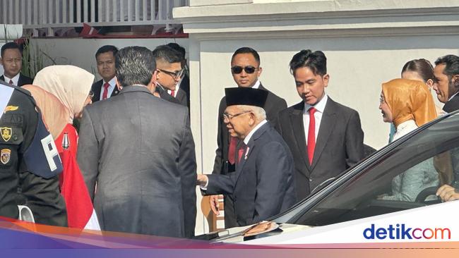 Berjas Hitam, Ma'ruf-Gibran Hadiri Upacara Penurunan Bendera di Istana Jakarta