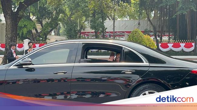 Momen Ma'ruf Amin Sapa Warga di Depan Istana Merdeka Usai Upacara HUT RI