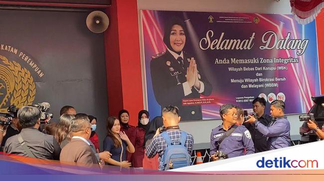 Senyum Jessica Wongso Saat Keluar Lapas Usai Dapat Bebas Bersyarat