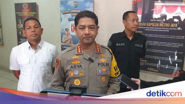 Polisi Gadungan di Depok Ditangkap Usai Peras Warga yang Beli Obat-obatan Polisi Gadungan di Depok Ditangkap Usai Peras Warga yang Beli Obat-obatan