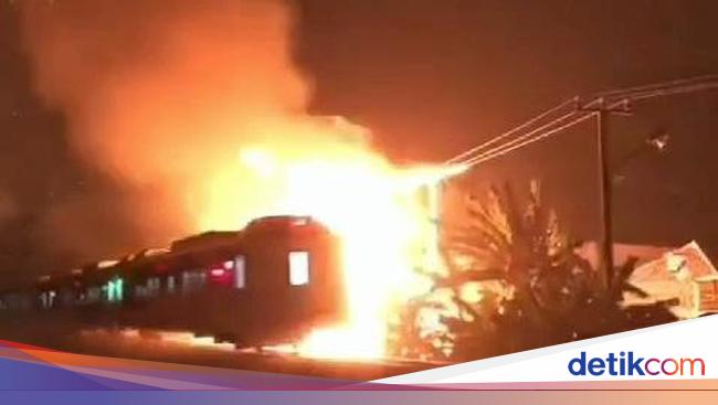 Viral Kereta Api Melesat Terobos Kebakaran di Karawang Viral Kereta Api Melesat Terobos Kebakaran di Karawang
