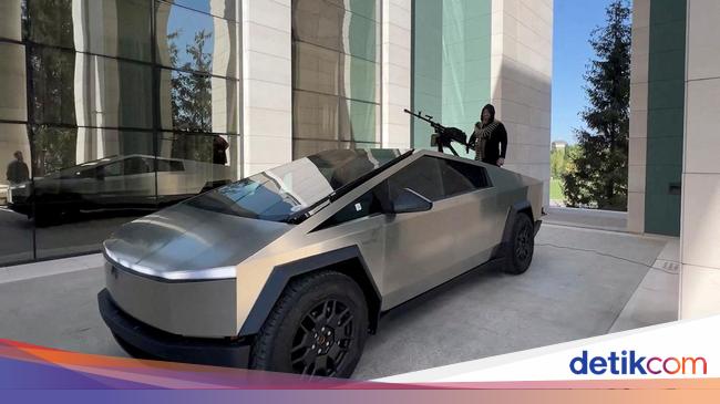 Potret Tesla Cybertruck Disulap Jadi Mobil Perang