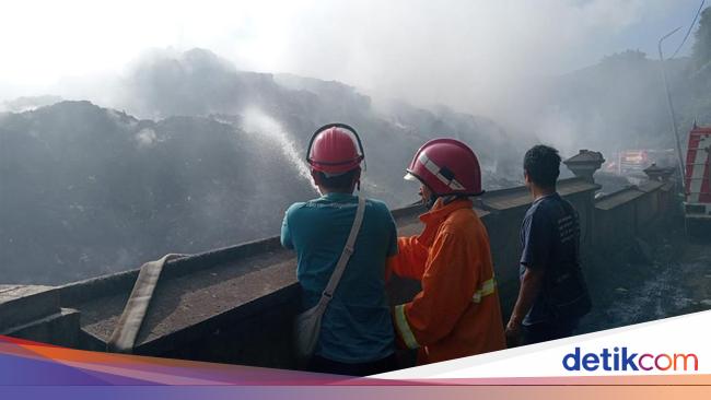 Gunungan Sampah TPA Sente Kembali Terbakar, Asap Pekat Masuk Pemukiman
