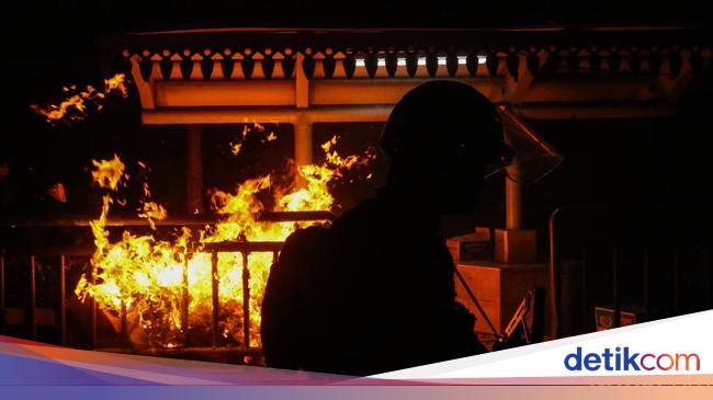 Api Berkobar di Halte Dekat Gedung DPR