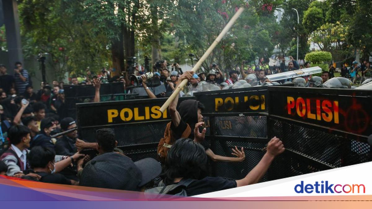 7 Polisi Terluka Saat Amankan Demo di Depan DPR, Kepala-Kaki Robek