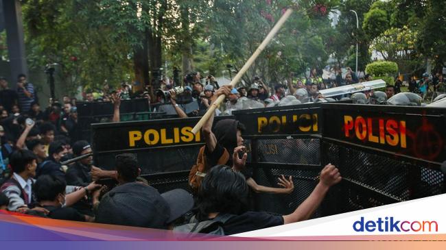 Demo Memanas! Massa Aksi Paksa Masuk Gedung DPR