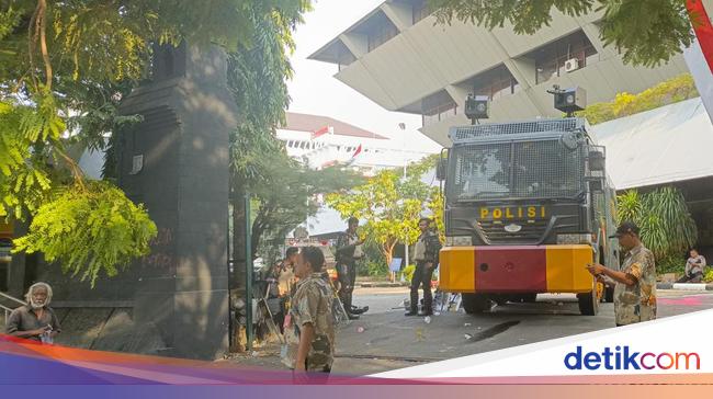 Sempat Memanas, Demo Tolak RUU Pilkada di Semarang Selesai