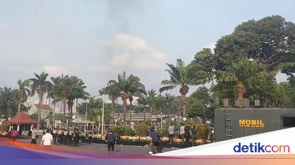 Pagar Samping Gedung DPR Dijebol Massa Demo, Ada yang Diamankan