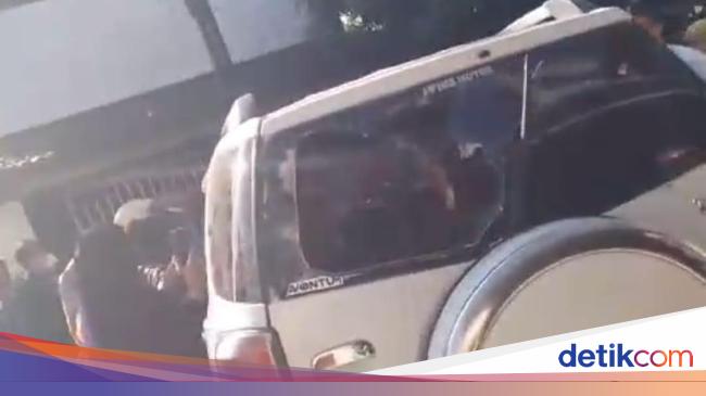 Mobil Tabrak 5 Pemotor di Jalan Gagak Makassar, 5 Orang Dilarikan ke RS