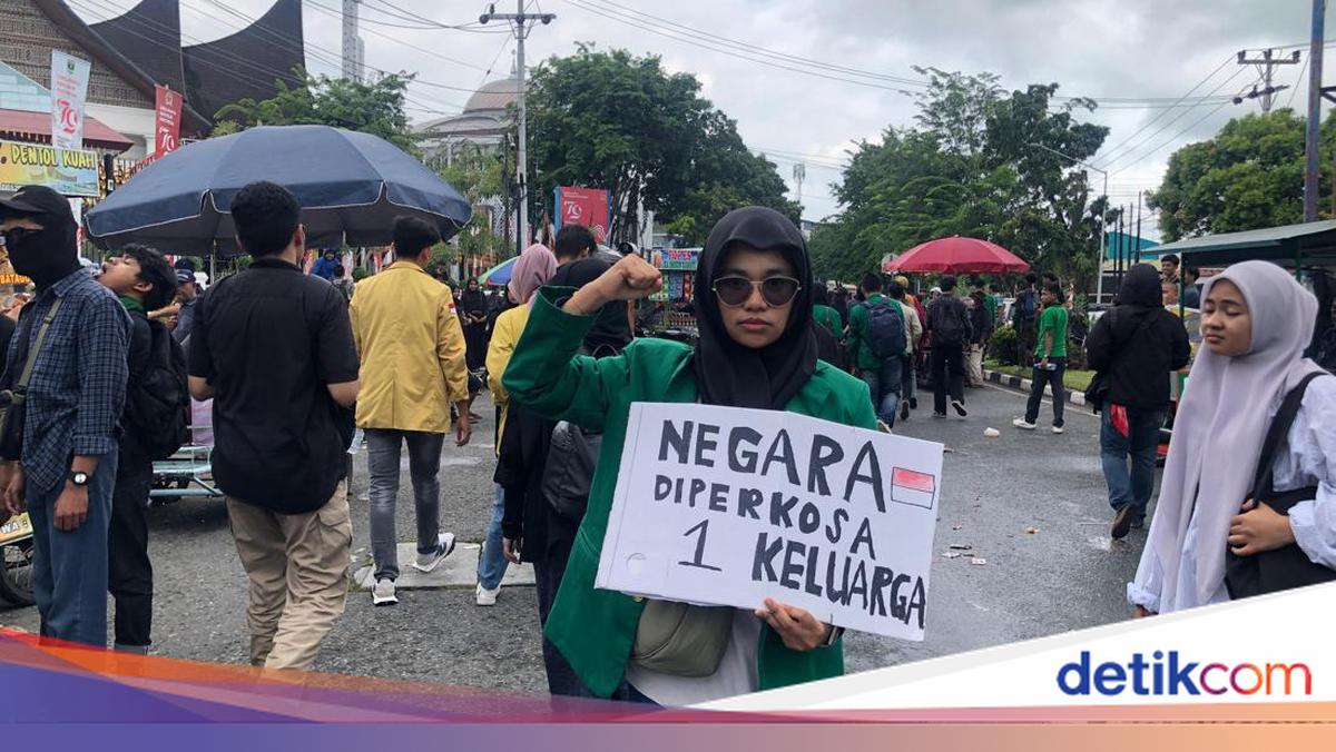 Demo Kawal Putusan MK di DPRD Sumbar, Tulisan Poster Ini Jadi Sorotan