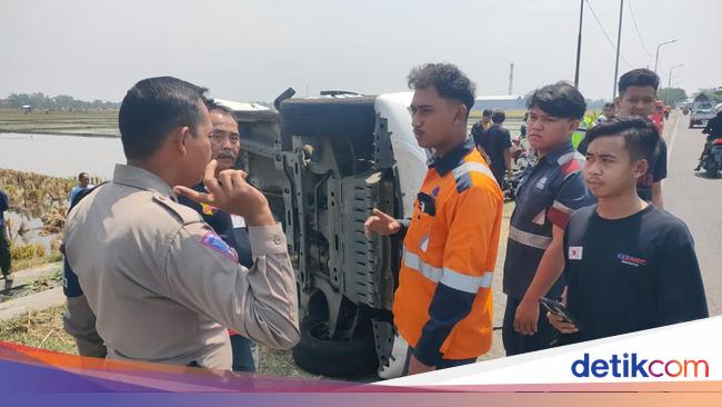 Wuling Terguling Usai Kecelakaan Karambol Libatkan 4 Kendaraan di Madiun