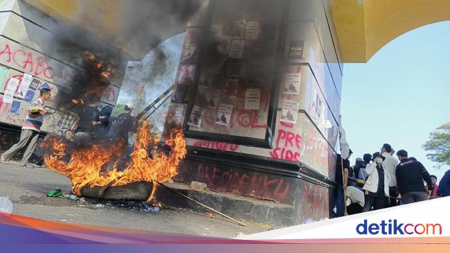 Diduga Disusupi, Aksi di DPRD Lampung Diwarnai Bakar Ban-Vandalisme